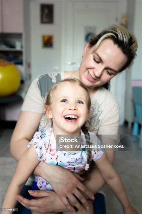 Mutter Und Tochter Umarmen Sich Und Spielen Mama Schaut Tochter An