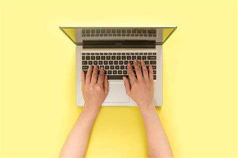 코로나바이러스 격리 노트북 교육 및 원격 작업으로 온라인 수입 컴퓨터 노트북 및 소녀 는 원격으로 공부합니다 세계에서 코로나
