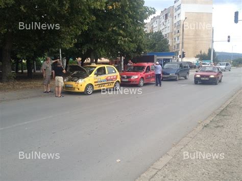 Такси и служебна кола се натресоха във Враца