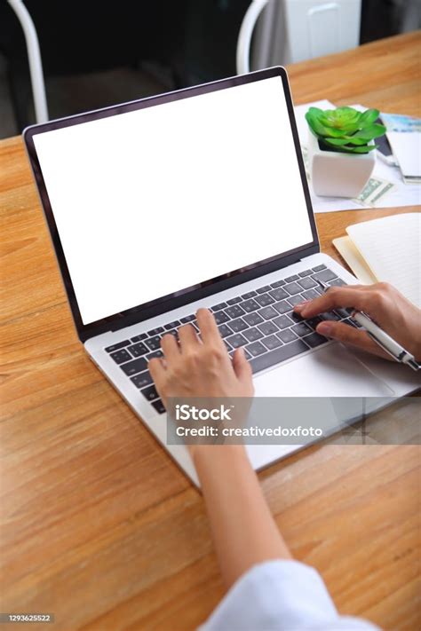 나무 책상에 사무실 문구가있는 모형 노트북을 사용하는 사업가 사업가에 대한 스톡 사진 및 기타 이미지 사업가 노트북 노트북 사용하기 Istock