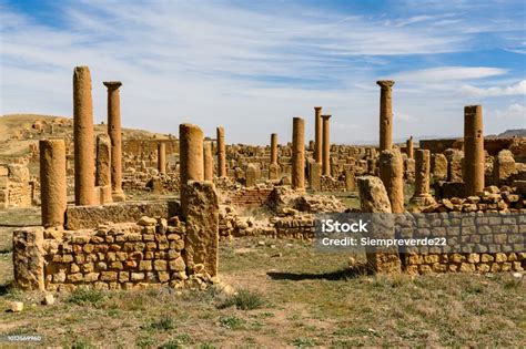 Timgad 로마베르베르 도시 알제리의 Aures 산의 유적 입니다 유네스코 세계 유산 사이트 Batna에 대한 스톡 사진 및