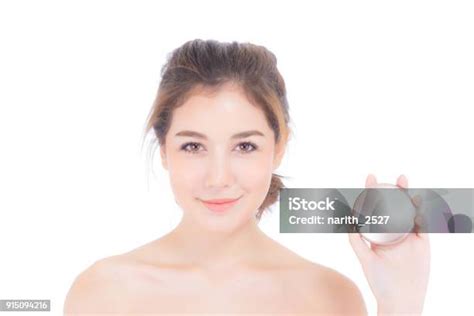 여자 얼굴의 화장품 아름다움의 뺨 메이크업에서 파우더 퍼프를 적용 하는 아름 다운 아시아 여자의 미소에 고립 된 흰색 배경 웰빙