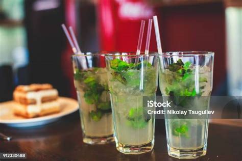 야외 이벤트 아름 다운 Bokeh와 그림에 장식 된 케이터링 꽃다발 테이블에 파티 마티니 보드카 그리고 다른 사람에 다른 색된