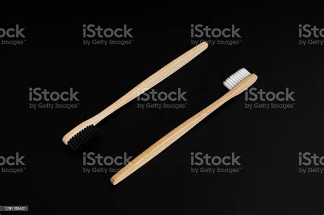 검은 색 배경에 흰색과 검은 색 강모와 두 개의 환경 친화적 인 항균 대나무 나무 칫솔 환경을 돌보는 것은 추세입니다 공차 복사