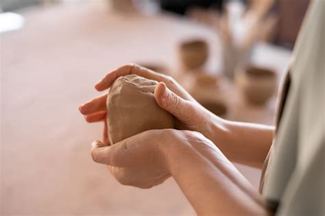 여성 도예가의 손 클로즈업 스튜디오에서 수제 컵 만들기 도구를 사용하여 작업하는 전문 도예가 선택적 초점 수제 요리의 형성