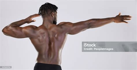 등 몸 모형은 모델 흑인 남성이 피트니스나 운동을 위해 회색 배경에 스튜디오에서 포즈를 취하고 있습니다 근육 건강 및 웰빙과 강한 남성 운동 선수가 서서 있거나 힘을