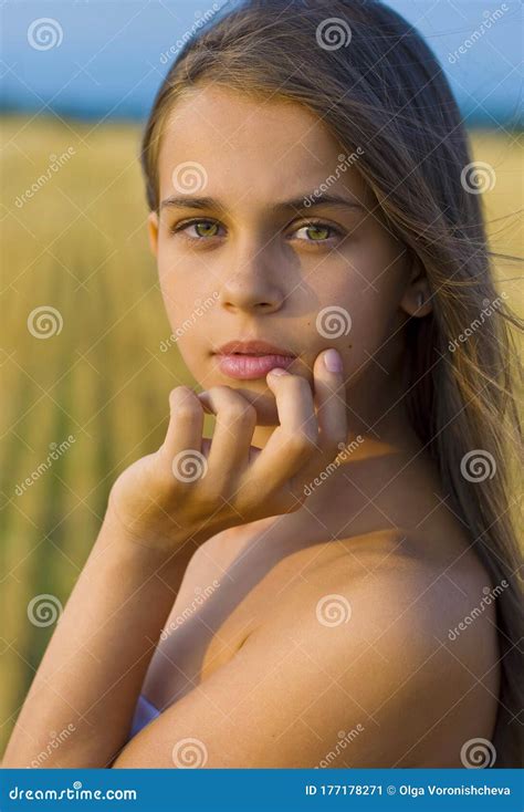 Portrait Vertical De Gros Plan D une Jeune Fille Aux Yeux Verts à Cheveux Longs Charmante
