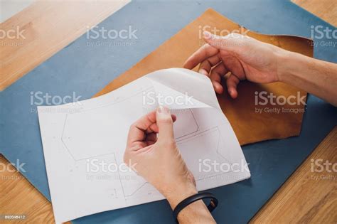 가죽 장인 워크숍 스튜디오에 테이블에서 만드는 제품을 일 가죽에 대한 스톡 사진 및 기타 이미지 가죽 공예 기술 Istock