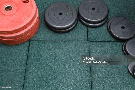 녹색 고무 바닥에 빨간색과 검은색 무거운 바 벨 접시 스포츠 훈련 제공에 대 한 조롱 공간에 복사 합니다 텍스트에 대 한 빈