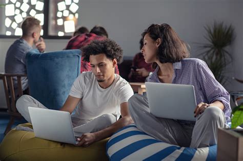 비즈니스 시작 기술 및 사람들 개념사무실에서 노트북 및 태블릿 Pc 컴퓨터와 함께 행복 한 국제 크리에이 티브 팀 개념에 대한 스톡 사진 및 기타 이미지 Istock