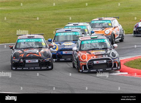 Dan Zelos Makes A Move On Josh Porter Vertu Mini Challenge Snetterton