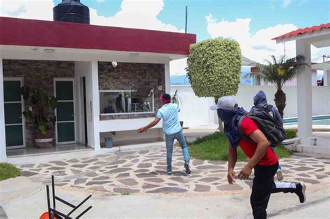 Egresados De Normales Y De La UPN Causan Destrozos En Oficinas De La