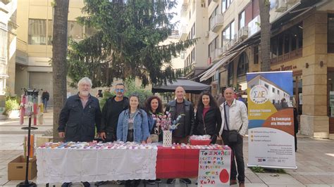 Xειροποίητες λαμπάδες στο Bazzar του Σχολείου Δεύτερης Ευκαιρίας Αγρινίου στο κέντρο της πόλης