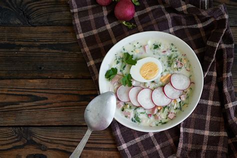 허브 케피어 야채 수프와 접시에 제공되는 전통 러시아 식 차가운 오로슈카 수프 감자 요리에 대한 스톡 사진 및 기타 이미지 감자 요리 고기 그릇 Istock