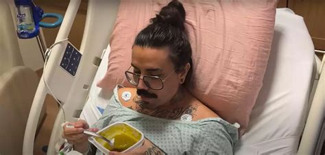 Youtuber passa por cirurgia após espremer espinha no saco escrotal veja riscos Brasil