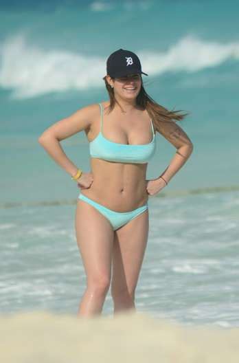 10 Hot Sexy Carolina Padron Bikini Pics