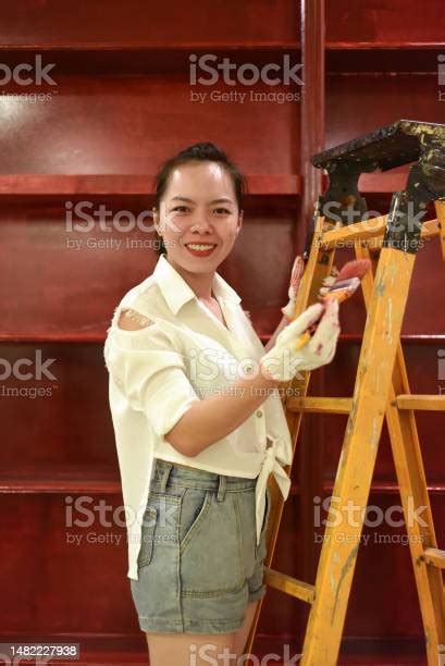 베트남 아시아 여성은 손에 붓을 들고 접사다리에 서서 벽을 칠하고 수리를 한다 35 39세에 대한 스톡 사진 및 기타 이미지 35 39세 가정용 장비 개선 Istock
