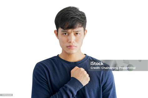 의사 소통 개념에 대한 흰색 배경에 고립 된 수화로 미안한 느낌을 보여주기 위해 가슴에 손을 사용하여 아시아 남자에 클로즈업 흰색 배경에 대한 스톡 사진 및 기타 이미지