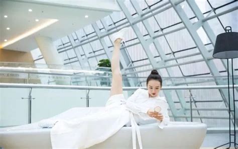 王鸥太过性感，美肩细腰白腿，网友：身材堪称完美！