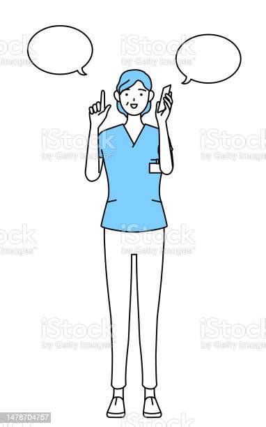 중년 수석 여성 간호사 물리 치료사 작업 치료사 언어 치료사 간호 조무사가 전화를 받는 동안 제복을 입고 가리키고 있습니다 가리키기에 대한 스톡 벡터 아트 및 기타 이미지