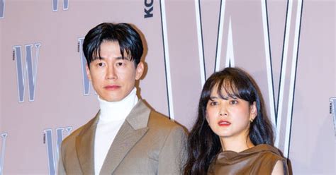 김무열 윤승아 부부손 꼭 잡고 사진