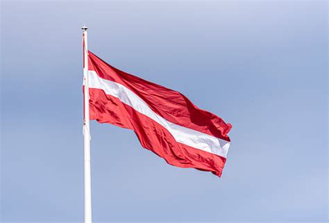 Bayrak Direğinde Letonya Ulusal Bayrağı Rigada Rüzgarda Sallanan Letonya Bayrağı Stok