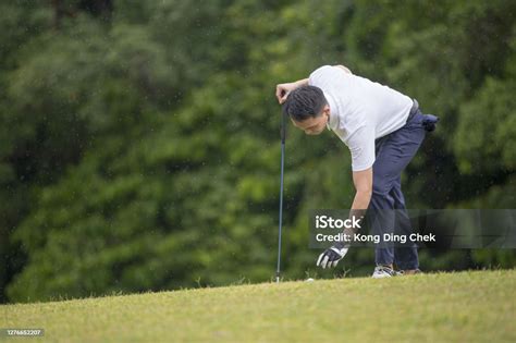 아시아 중국 남성 골퍼 퍼팅 골프 공 에 A 티 에 이 골프 코스 골프에 대한 스톡 사진 및 기타 이미지 골프 클로즈업 25 29세 Istock