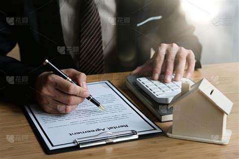 房地产经纪人向客户提出并咨询，决定签订保险表格协议，买卖房屋模型，有关按揭贷款的提供和房屋保险