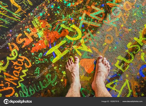 Nu humain pieds nus sur fluo néon peint plancher à la pleine lune plage
