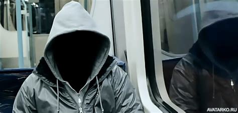 Человек в куртке с капюшоном под которым нет лица — Фотографии для аватара