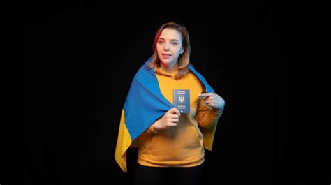Piękna ukraińska dziewczyna z narodową flagą państwową Ukrainy na