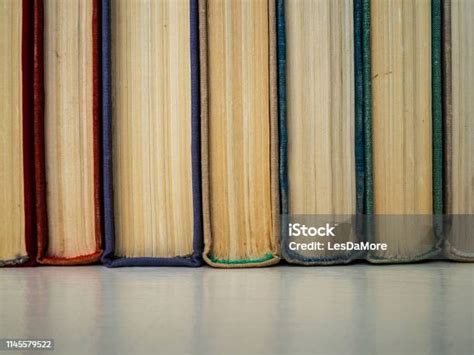 선반에 다른 꽃의 오래 된 책 책의 페이지를 Postarvevshy 터치에 좋은 종이 책 0명에 대한 스톡 사진 및 기타 이미지 Istock