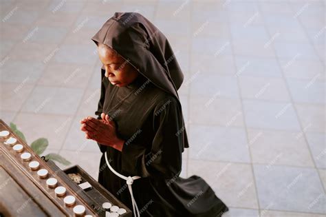 Premium Photo African American Nun Praying In Church