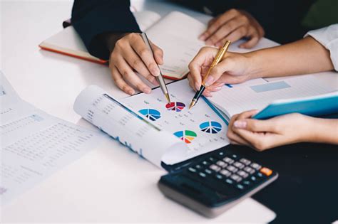 사업가 파트너십 그래프에 가리키는 펜을 들고 사무실에 흰색 테이블에 계산기와 마케팅 계획 분석 개념에 대한 스톡 사진 및 기타 이미지 Istock