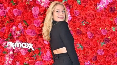Lola Weipperts Po Show Heiße Kehrseite kann sich sehen lassen