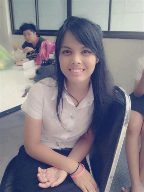 พี่เป๋า ศิษย์เก่า E P โรงเรียนสภาราิชินี จังหวัดตรัง ตอนนี้เรียนอยู่ปี 4 คณะอักษรศาสตร์