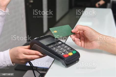 Nfc 기술을 통해 신용 카드 모형으로 지불하는 알아볼 수 없는 여성 고객 고객을 닫습니다 사람 사업 금융 비접촉 결제에 대한