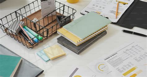 테이블에 책과 노트북이 있는 재무 보고서 클로즈업 사진 Unsplash의 데이터 수집 이미지