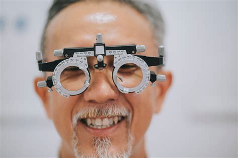 안과 진료소에서 시력을 확인하는 아시아 중국 노인 환자 안경에 대한 스톡 사진 및 기타 이미지 안경 입어보기 개선