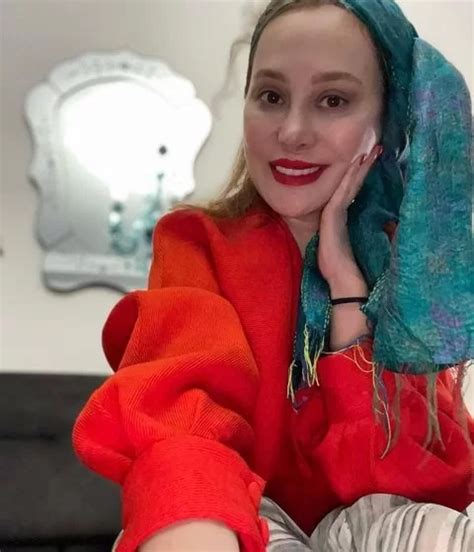 رونمایی خانم بازیگر از تیپ پاییزه و بسیار شادش