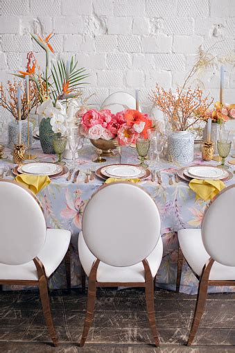 축제 테이블 장식입니다 많은 파스텔 색상 럭셔리 웨딩 파티 생일입니다 노란 열매입니다 구리의 자 및 요리 금색과 은색의 칼 붙이 중국 유럽 Chinoiserie 스타일입니다