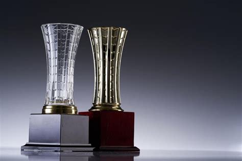 Trofeos De Cristal Sobre Fondo Gris Con Espacio De Copia Foto Premium