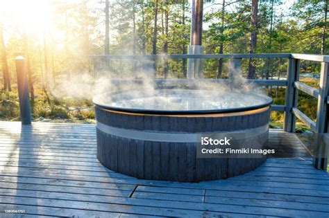 숲 의 중간에 현대 큰 배럴 야외 온수 욕조 온수 욕조에 대한 스톡 사진 및 기타 이미지 온수 욕조 가을 야외 Istock