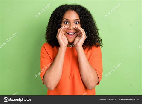 Photo Young Black Woman Happy Positive Smile Hands Mouth Speak — Stock