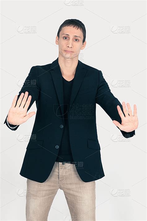 帅哥在不同的场合做不同的表情