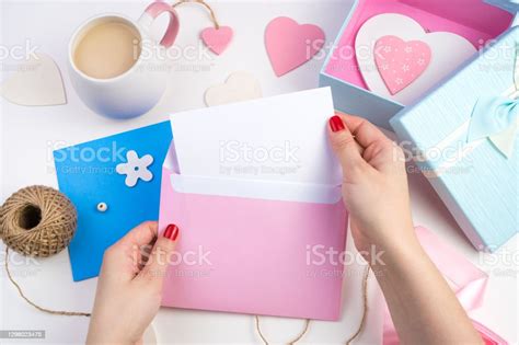 여자의 손은 낭만적 인 배경에 분홍색 봉투에서 편지를 꺼내 공휴일에 대한 스톡 사진 및 기타 이미지 공휴일 낮 놀라움