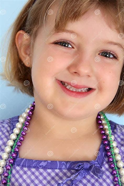 女孩一点 库存图片 图片 包括有 子项 童年 设计 珠子 偶然 女性 纵向 目录 少许 21776191