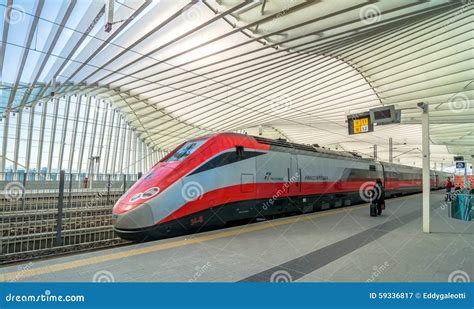 Treno Ad Alta Velocità E Stazione in Reggio Nell Emilia Italia