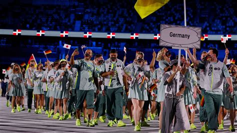Eröffnung Olympia Sportsoldat trägt deutsche Fahne