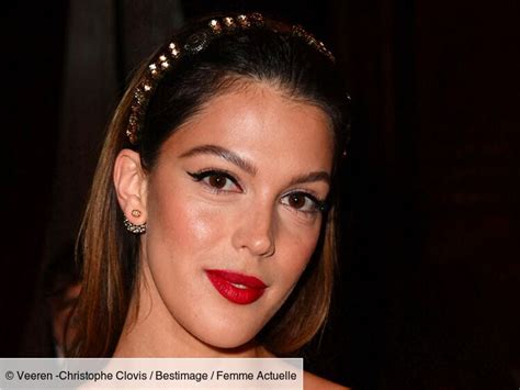 Iris Mittenaere à couper le souffle elle ose la robe fendue et lacée jusqu à la poitrine pour